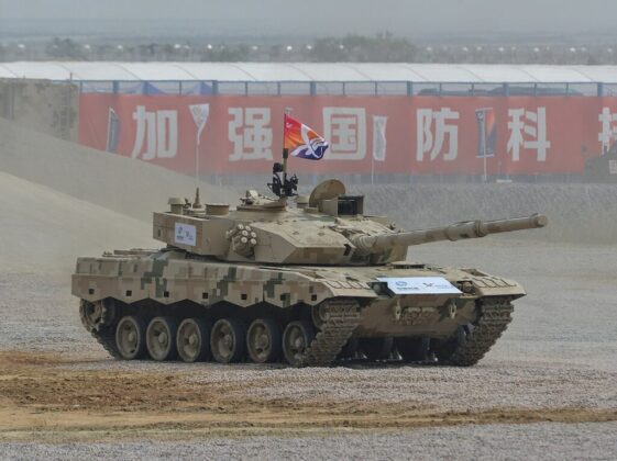 Čínský tank VT-4A1. Jeho aktivní pancíř sestřelí přilétající rakety ...